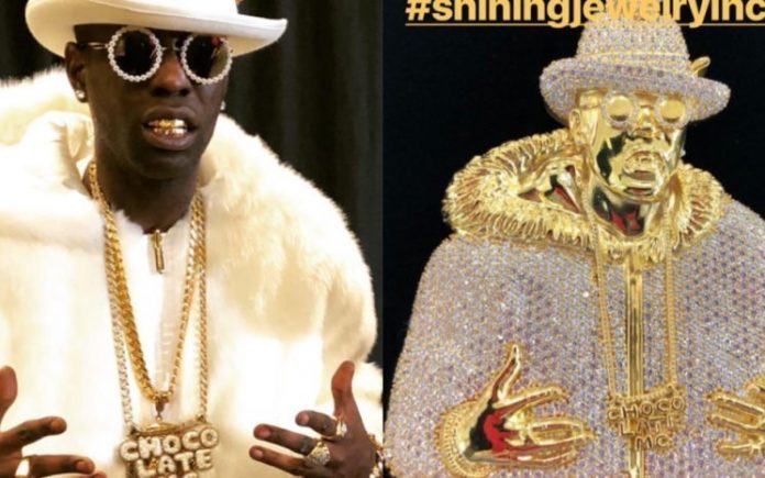 Chocolate MC tiene única cadena en el mundo que puede cantar