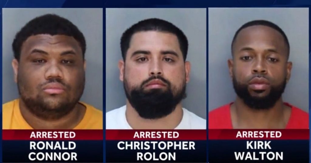 Acusados tres oficiales correccionales de Miami de matar a un recluso