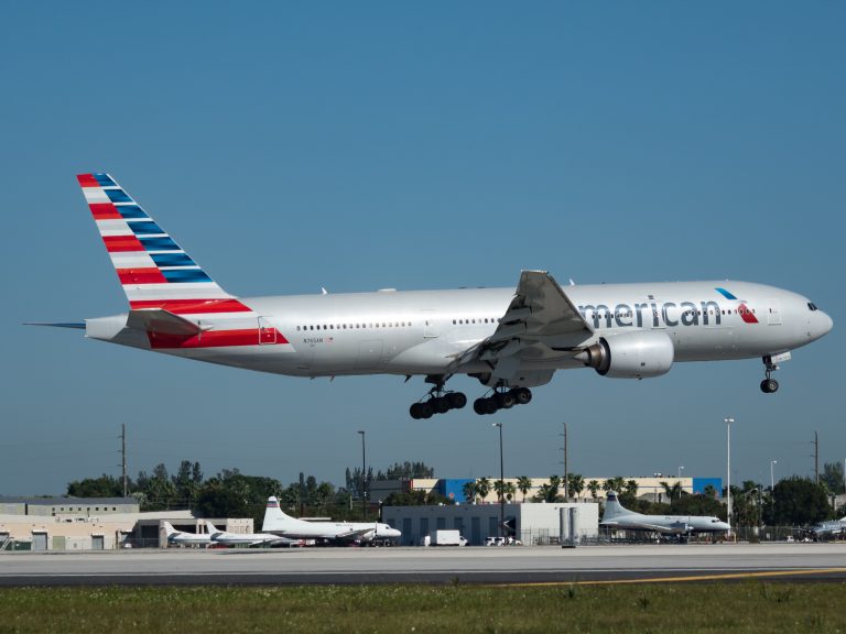 Avión de American Airlines que iba de Miami a Londres se ve obligado a ...