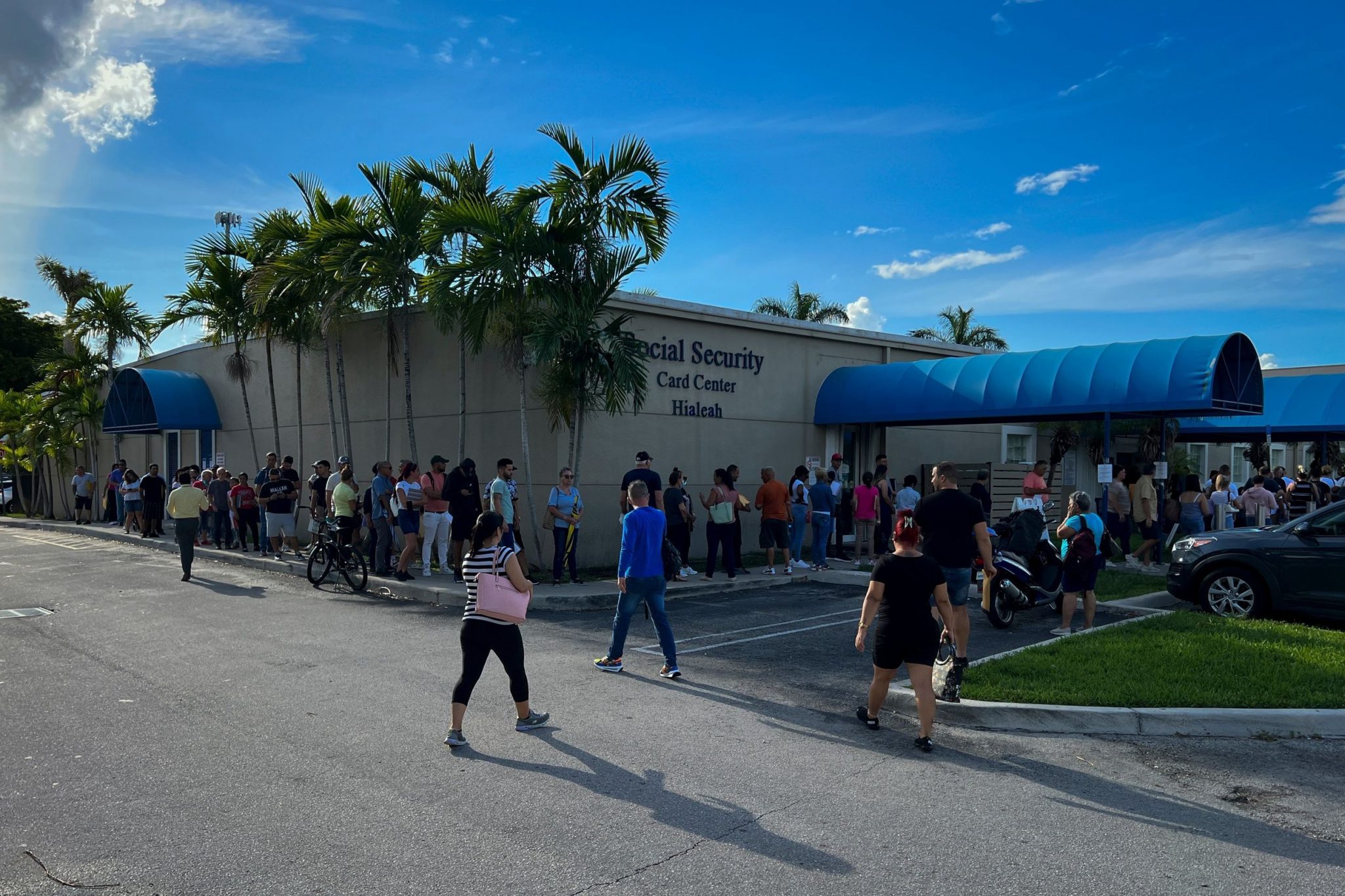 La cola del Social Security en Hialeah se parece a una de Cuba ...
