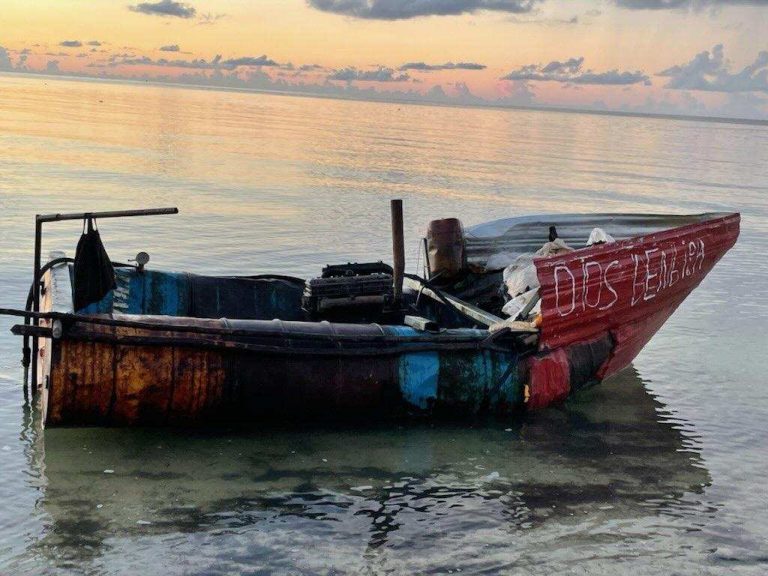 Cubanos llegan a EEUU en balsa construida con bidones de metal ...