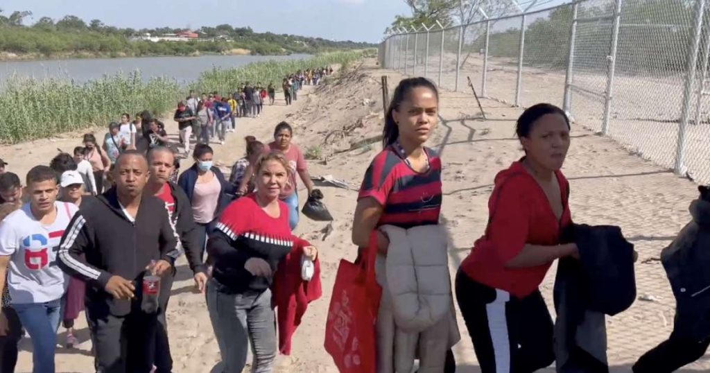 Éxodo récord: más de 224.600 migrantes cubanos cruzaron la frontera de ...