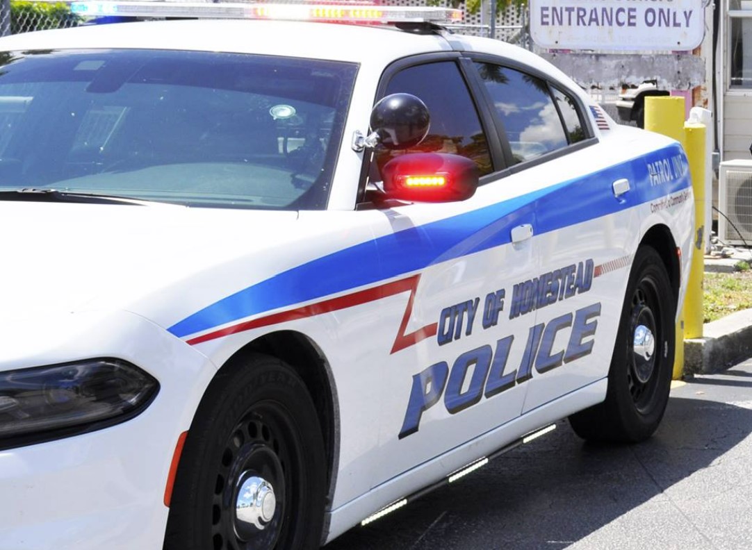 Oficial de policía en Homestead salva a dos de morir ahogados ...