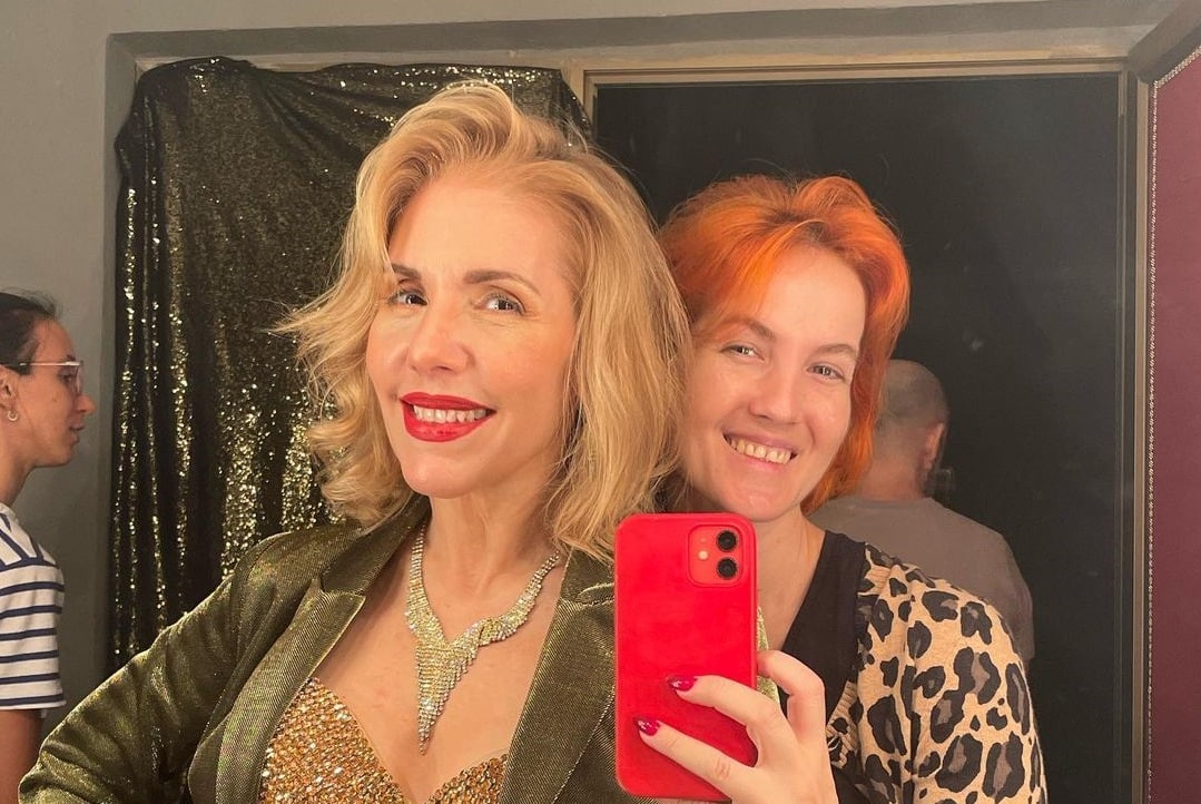 Rebeca Martínez celebra que “La Habitación” llegó al puesto #1 de ...