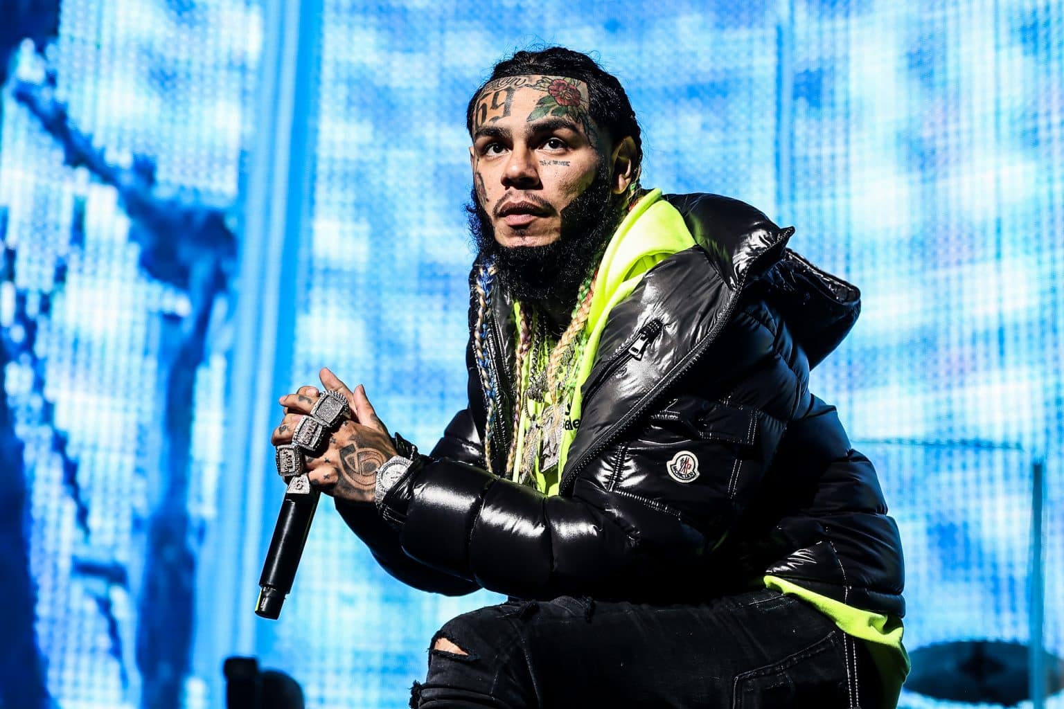 Hospitalizan a Tekashi 6ix9ine tras recibir paliza en baño de Miami - Cuballama Noticias