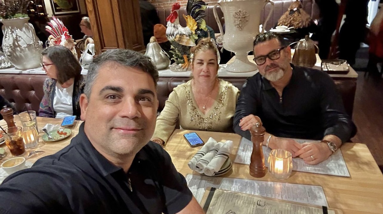 El director cubano Carlos Barba celebró sus 45 años junto a Abel ...