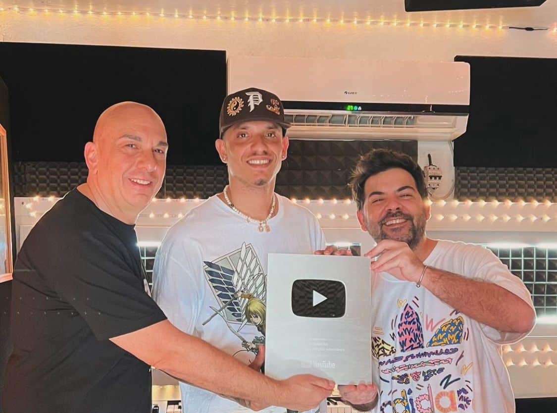 Bebeshito recibe su primera placa de YouTube: “¡Hasta el millón no ...