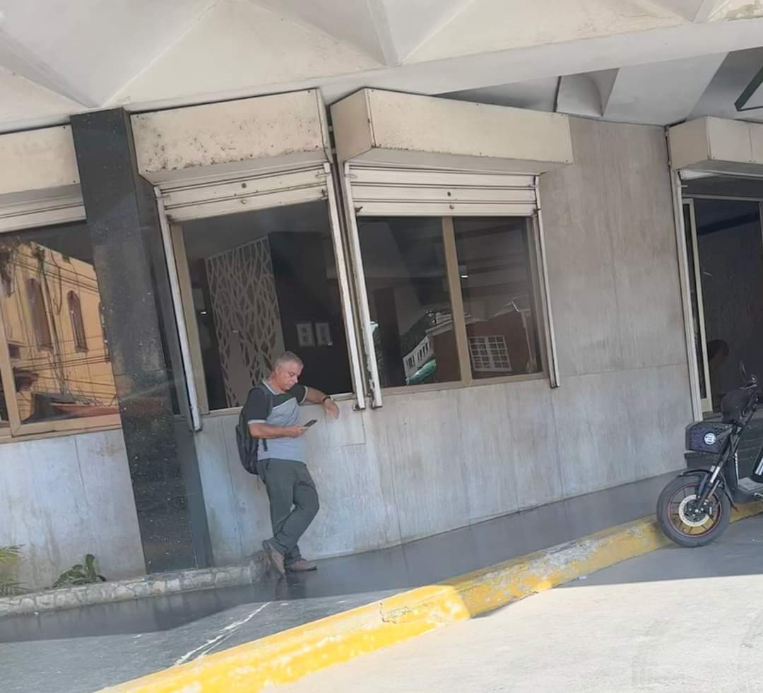 Captan a un desaliñado Felipe Pérez Roque en una esquina de La Habana - Cuballama Noticias