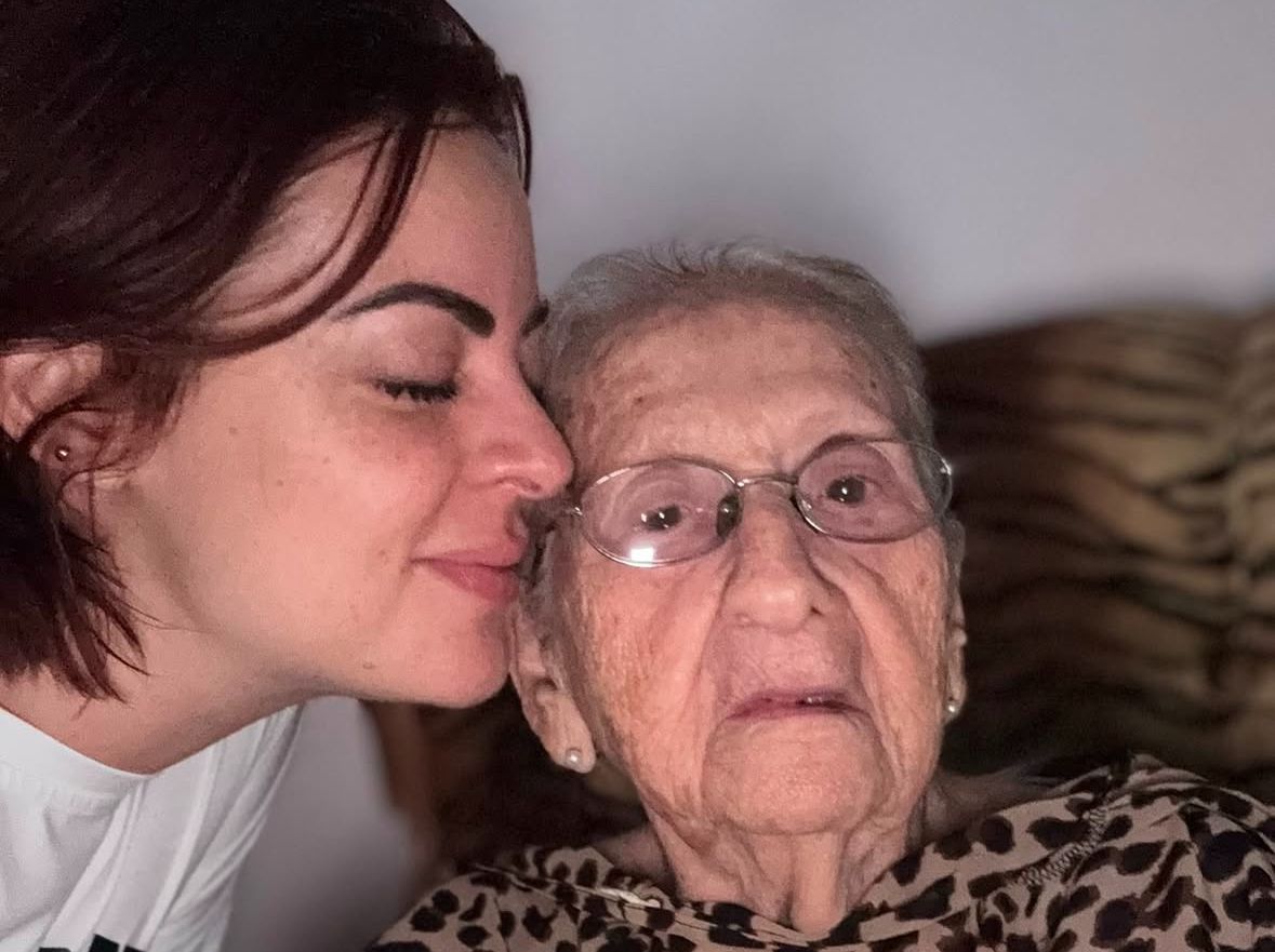 Entre lágrimas, Claudia Valdés dice adiós a su abuela en Cuba: “18 años despidiéndome y siempre ...