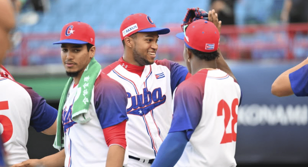 Lanzador cubano Raidel Martínez firma un contrato histórico en la Liga ...
