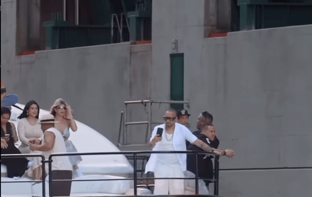 Besito y todo!”: Captan a Jacob Forever con su nueva novia en un yate ...